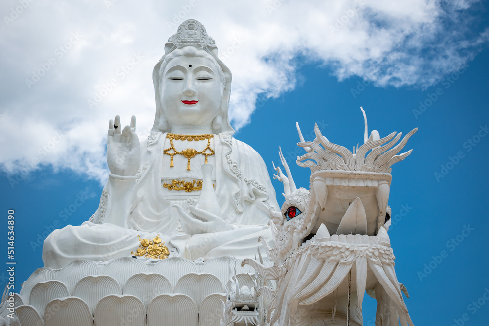Vista de estatua gigante de Lady Buda y dragón protector, en templo Wat ...