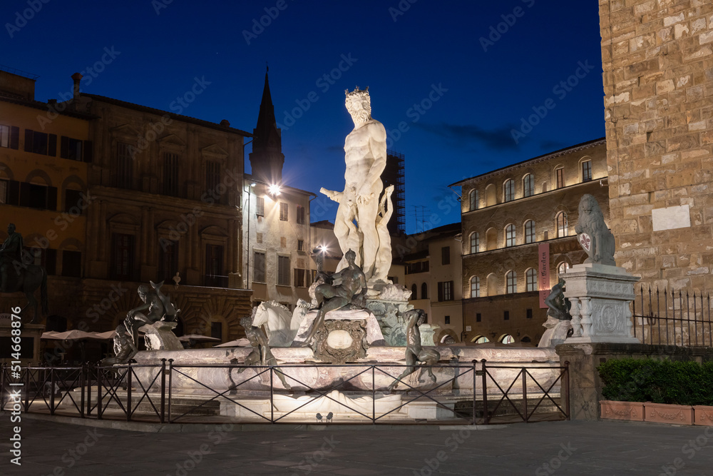 Florence architecture illuminated by night, Piazza della Signoria ...