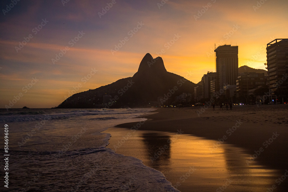 Atardecer en la playa del Leblon y de fondo el morro Dos Hermanos, Rio ...