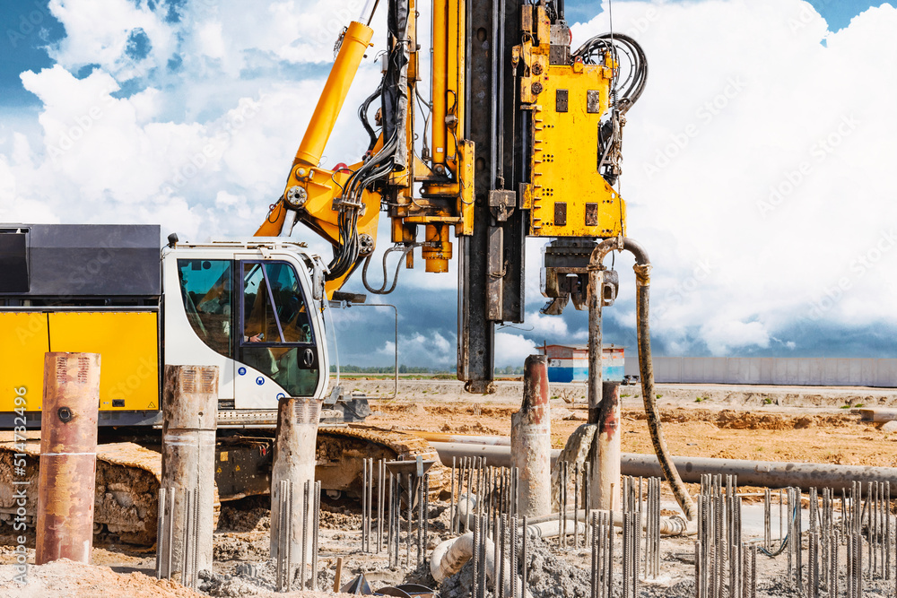 Hydraulic drilling machine at the construction site. Pile field. Modern ...