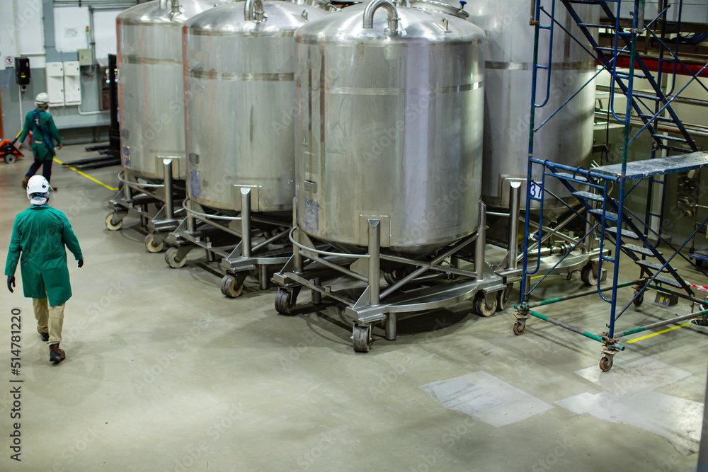Male work inspection vertical stainless steel tanks factory equipment ...