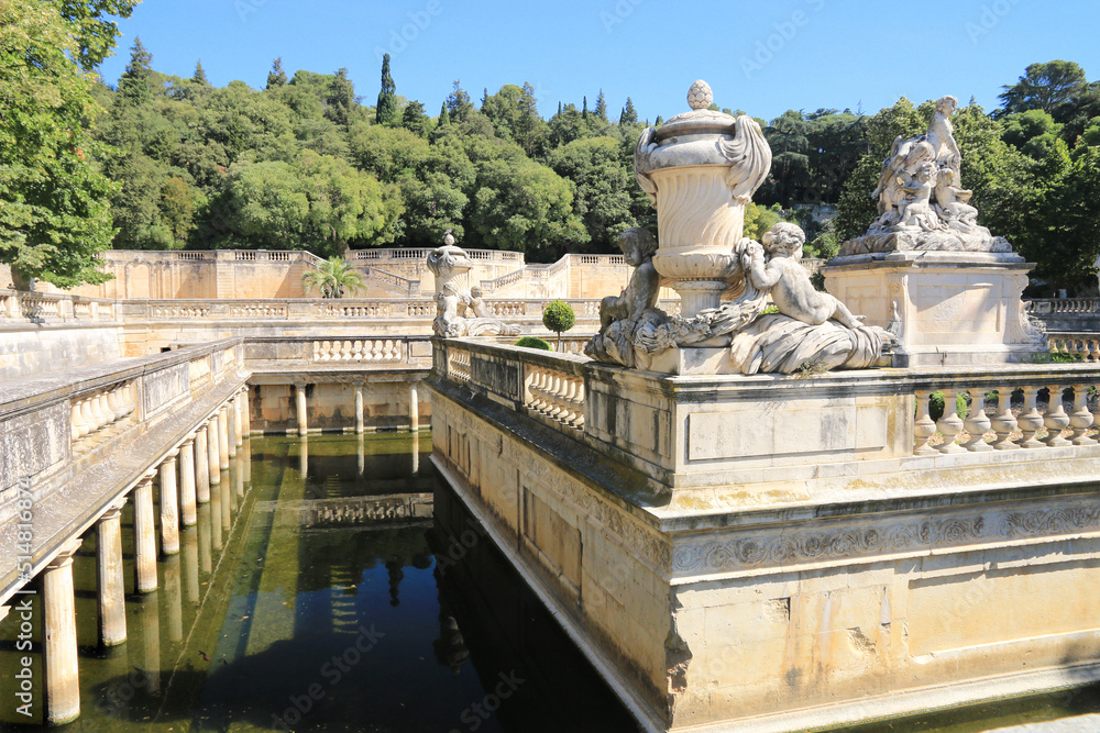 Anciens thermes romains des Jardins de la Fontaine à Nîmes. Stock Photo ...