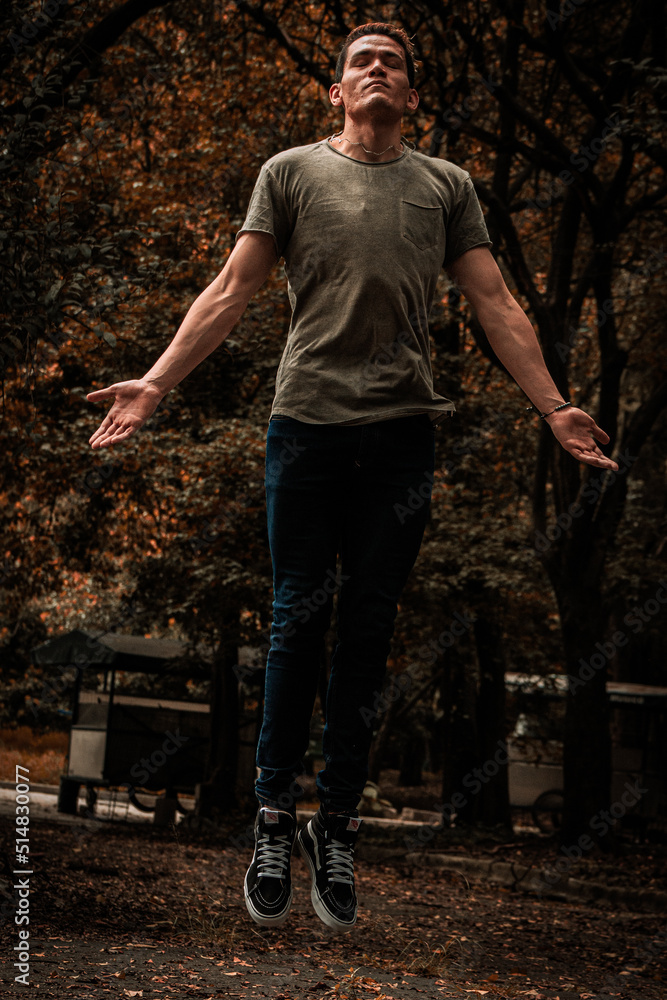 persona brincndo en formato vertical Stock Photo | Adobe Stock