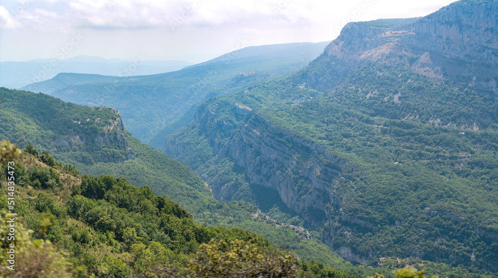 Panorama sur les gorges du Loup dans le Sud de la France avec de ...