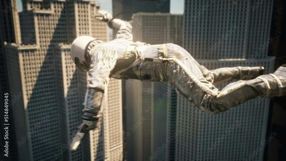 Vidéo Stock Astronaut traveler flying past skyscrapers. Astronaut's ...