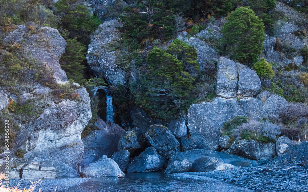 cascada entre rocas erosionadas por el agua, rocoso, grandes rocas ...