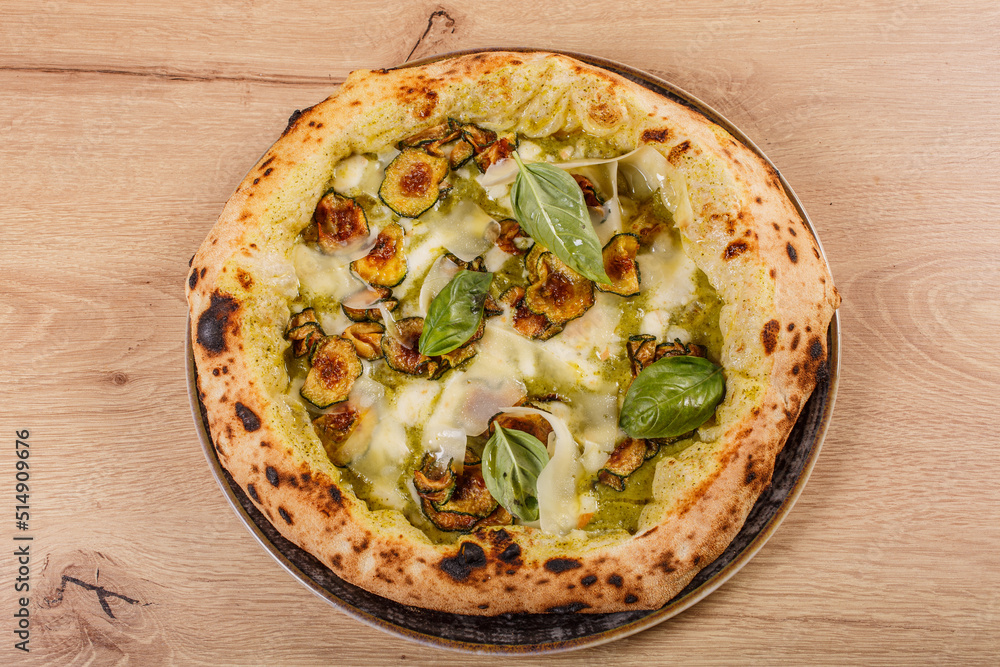 Pizza Napoletana Gourmet con crema di zucchine, chips di zucchine ...