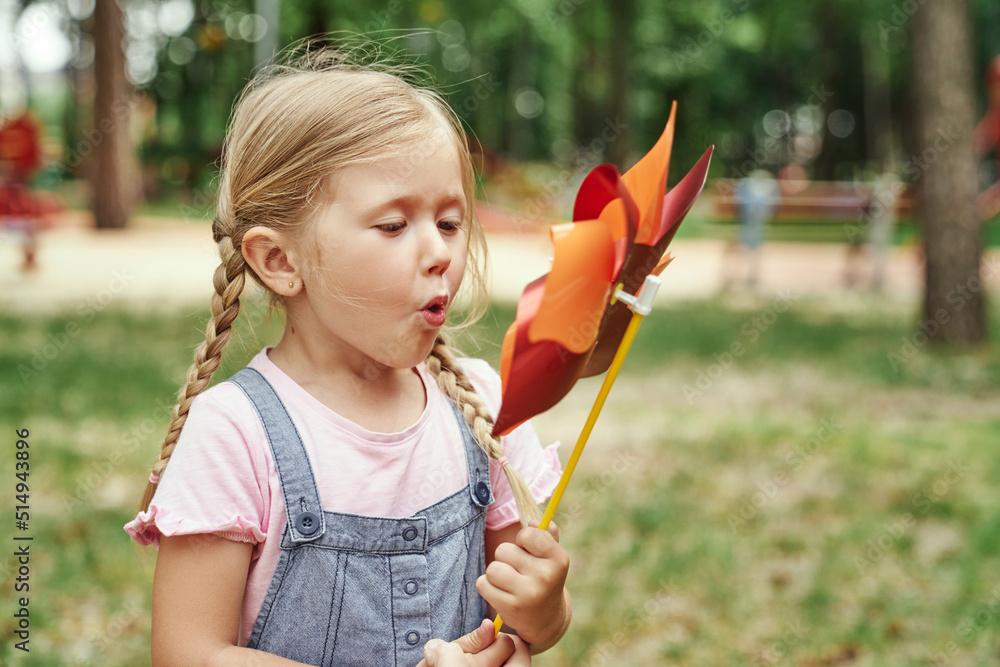 Cute little girl blowing in the windmill in the windmill Stock-Foto ... Cute little girl blowing in the windmill in the windmill Stock-Foto ...