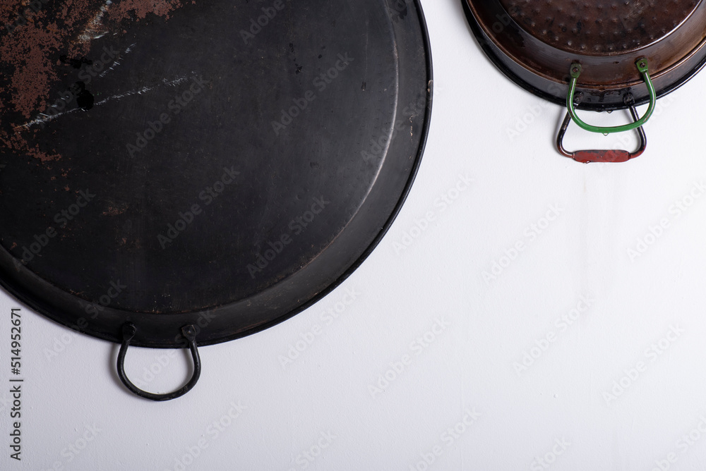 Paelleras grande y pequeña colgada en la pared, utensilio de cocina ...