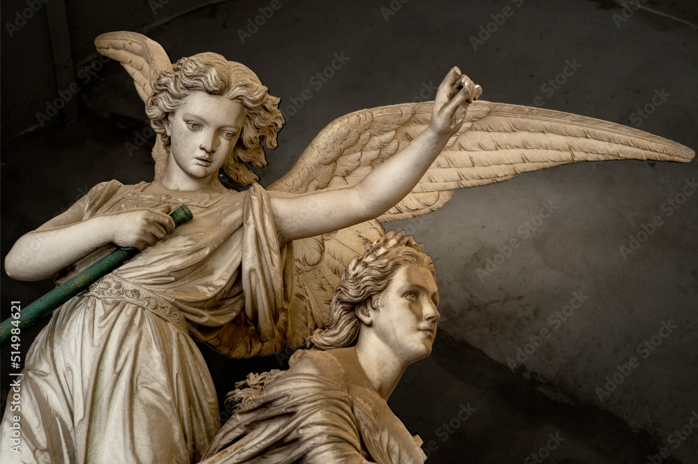 Statua. Scultura. Ritratto di angeli con le ali. Cimitero monumentale ...