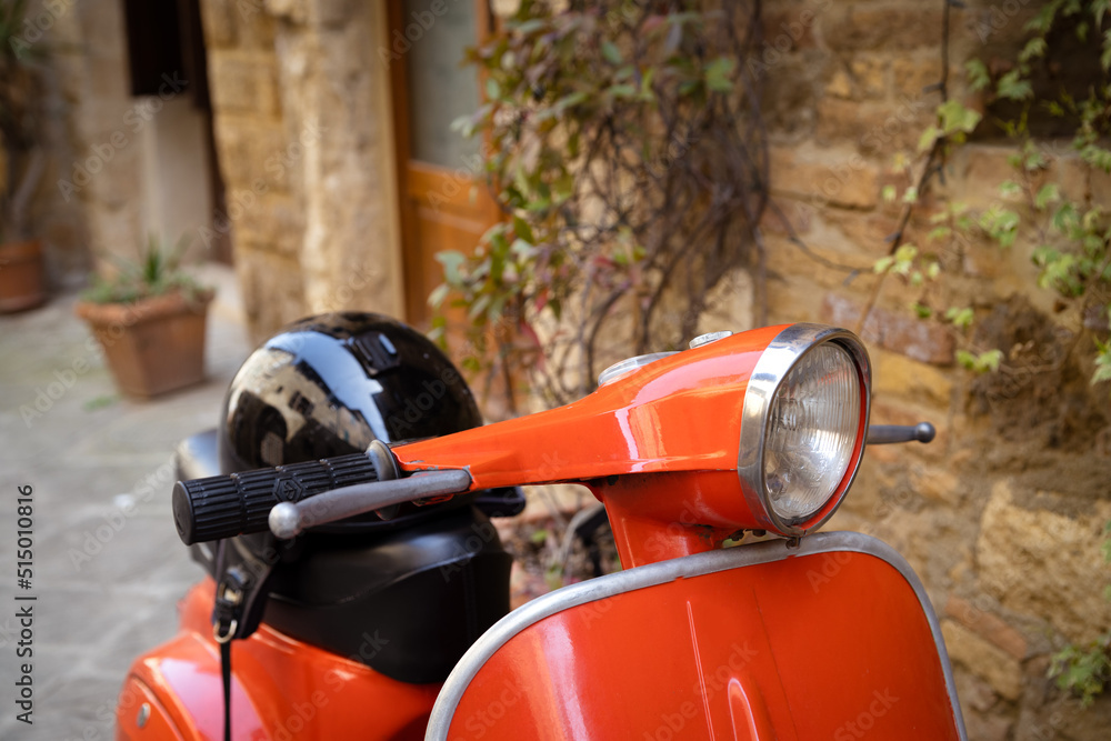 Roter alter Roller am Strassenrand in der Altstadt in Italien Stock ...