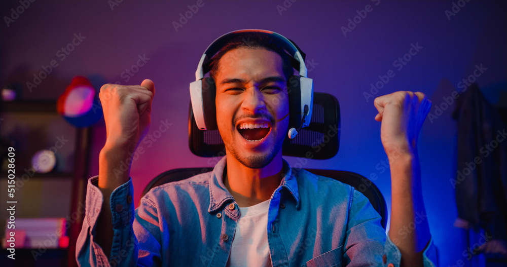 Fotografia do Stock: Happy asia guy gamer wear headphone participation ...