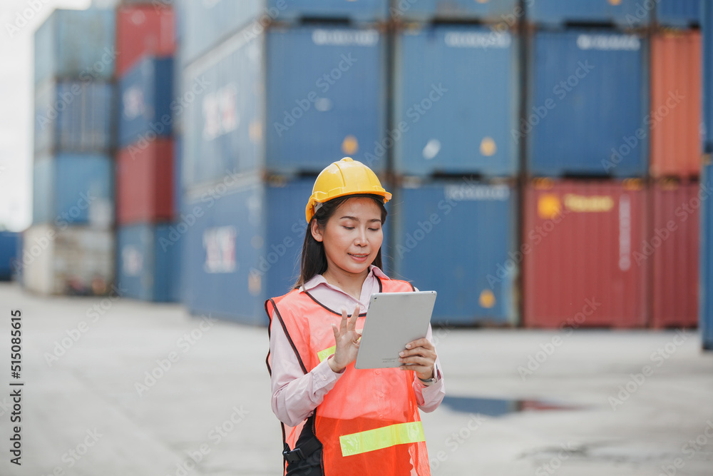 Foto de Worker woman controls the loading of containers from the export ...