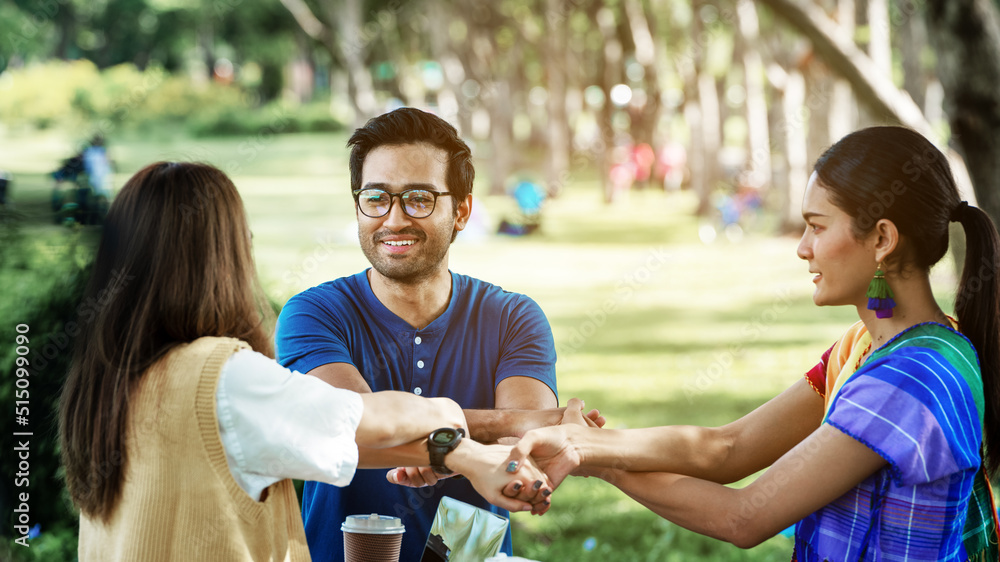 Foto de trust partnership.Young happy friend partner people Trust ...