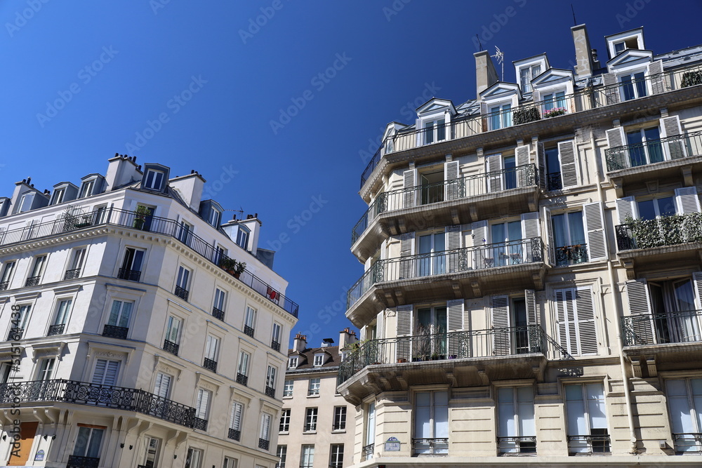 typical haussmann style parisian building facade Stock 写真 | Adobe Stock