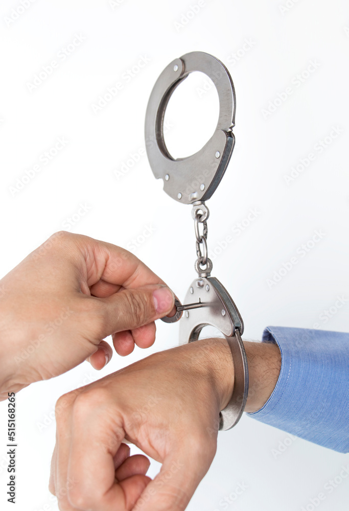 remove the handcuffs, the hand with the key releases the handcuffed ...