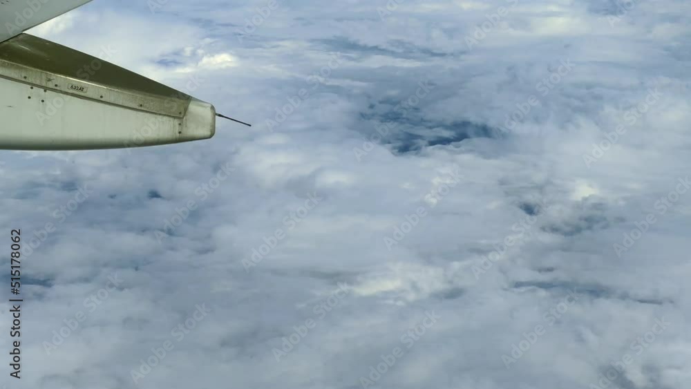 Vidéo Stock Tilt up of jet Airbus A320 airplane wing flying high in ...