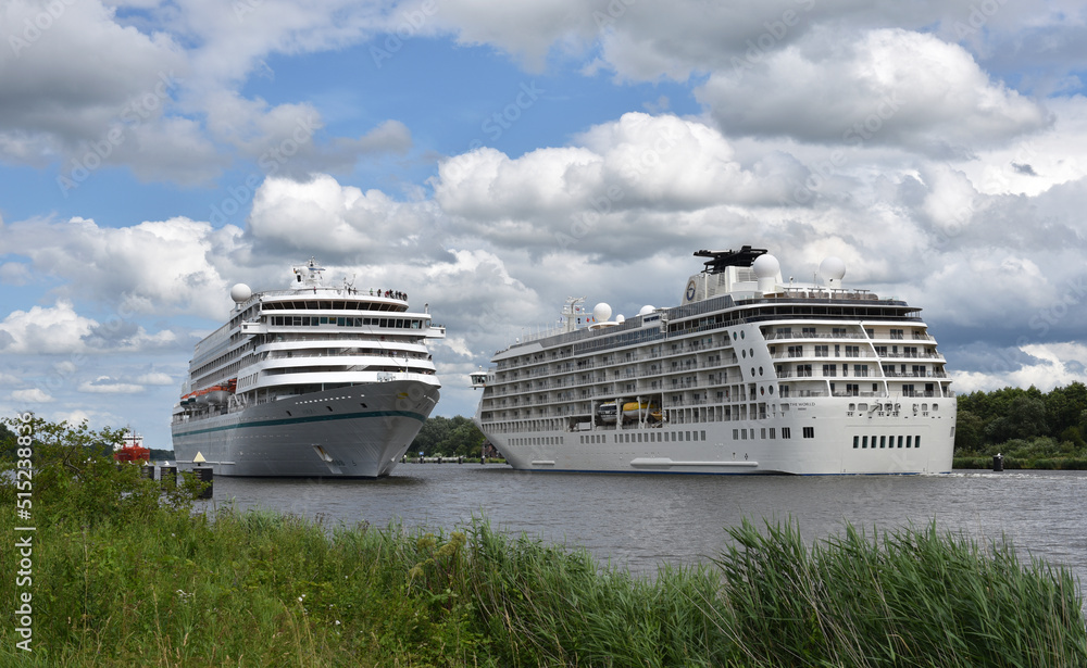 Kreuzfahrtschiff The World und Amera begegnen sich im Nord-Ostsee-Kanal Stock Photo | Adobe Stock
