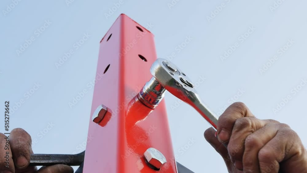 Vidéo Stock Strong male hands tighten the nut and bolt with a ratchet ...