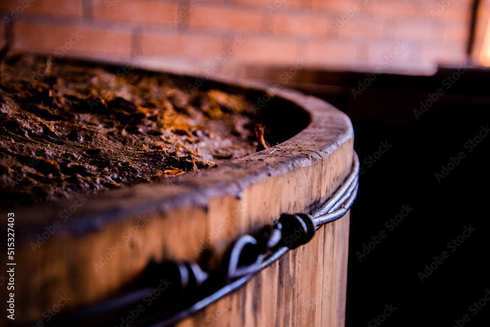 Proceso del mezcal, mosto de agave espadín en tina de fermentación ...