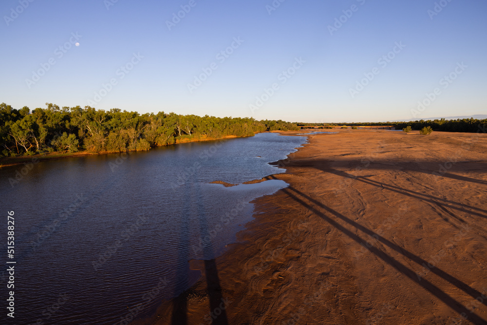 Foto de Shadow of Great Northern Highway crossing De Grey River in the ...