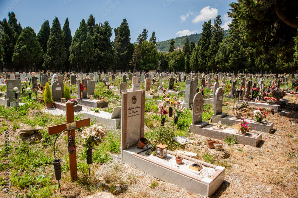Foto de Staglieno, Genova, Italia - 22 giugno 2021: Cimitero ...