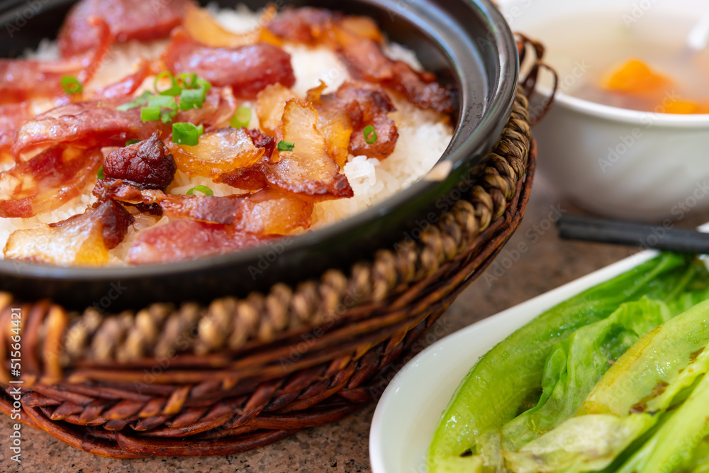 Foto de angle view clay pot rice of Chinese style sausage and air-dried ...