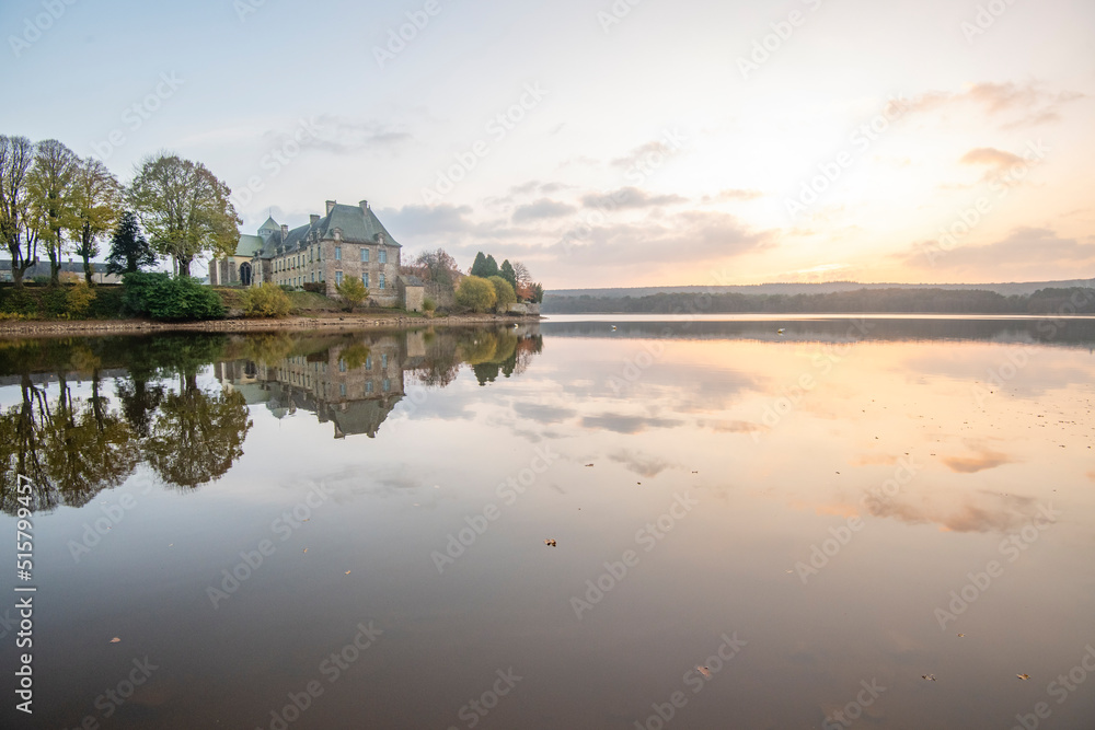 l'étang et l'abbaye de Paimpont en foret de Broceliande, region ...