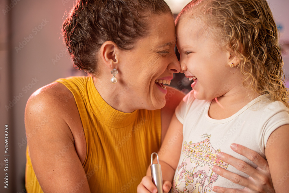 Imagem De Mãe E Filha Brincando Enquanto Cozinham Um Bolo Mulher Loira