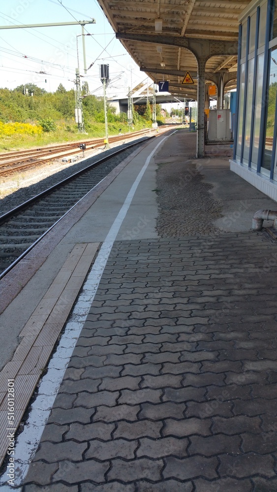 Maroder Bahnsteig in Deutschland - kaputter Bahnsteig - bahnhof - DB ...