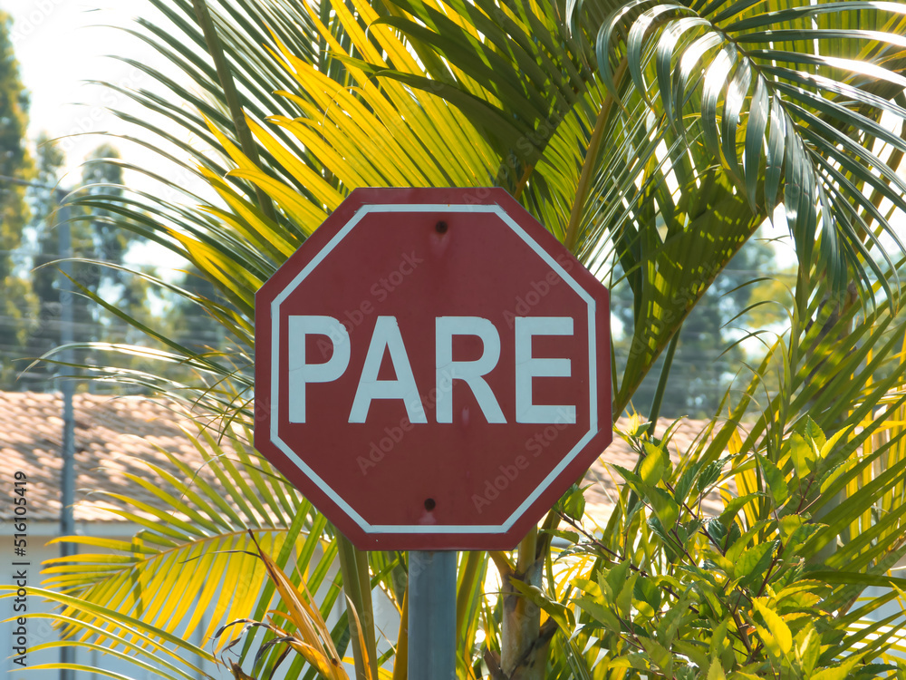 PARE placa de sinalização de trânsito do Brasil, com fundo verde de ...