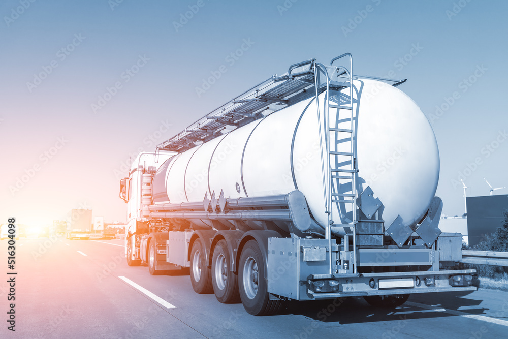 Foto de White big modern tanker shipment cargo commercial semi trailer ...