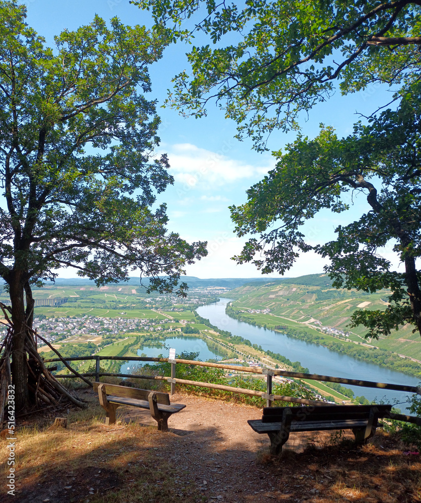 Aussichtspunkt mit Blick auf die Mosel, den Freizeit-See Triolago und ...