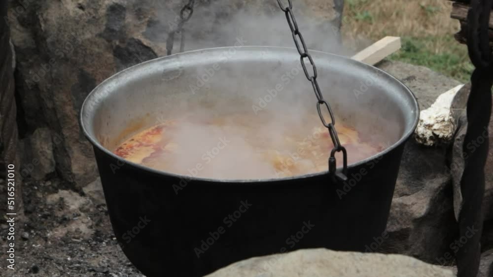 Stockvideo Traditional Hungarian bograch. Cooking on an open fire ...