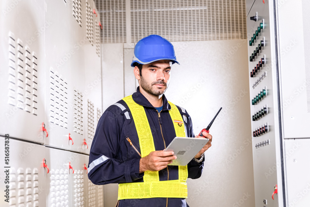 Foto de Maintenance engineer inspect relay protection system with ...
