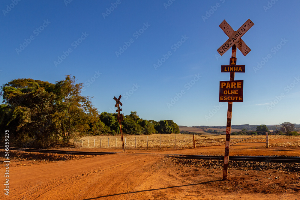 Sinal de cruzamento de linha férrea na rodovia, com céu ao fundo. Stock ...