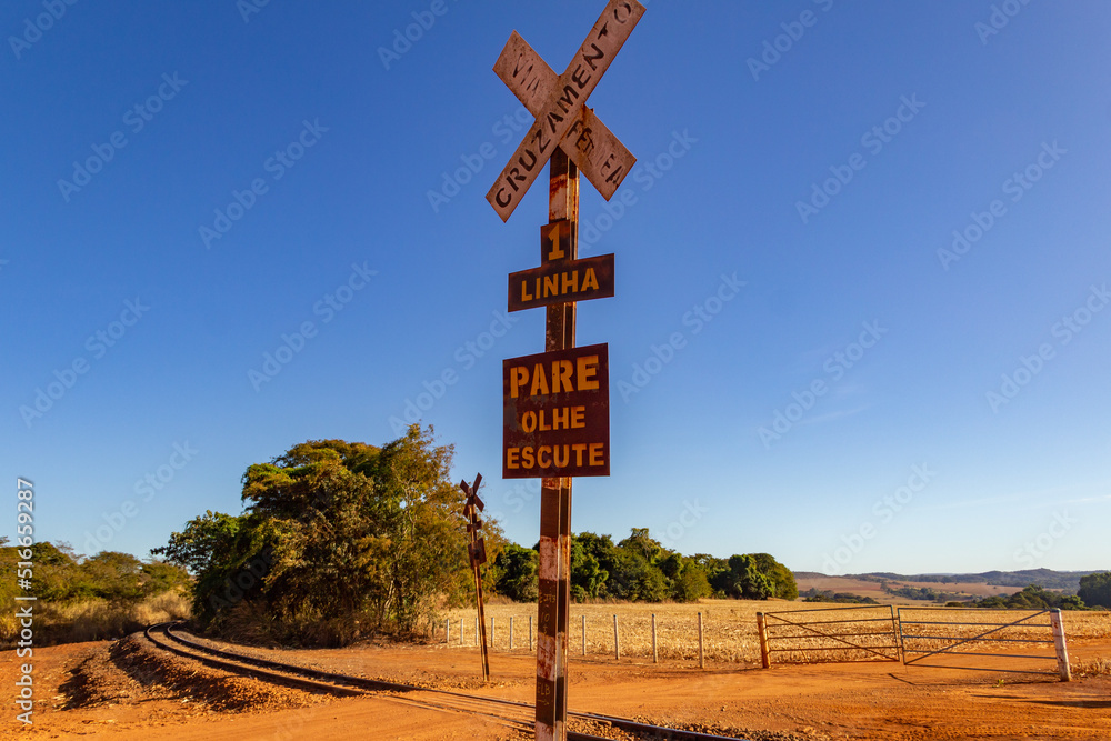 Sinal de cruzamento de linha férrea na rodovia, com céu ao fundo. Stock ...