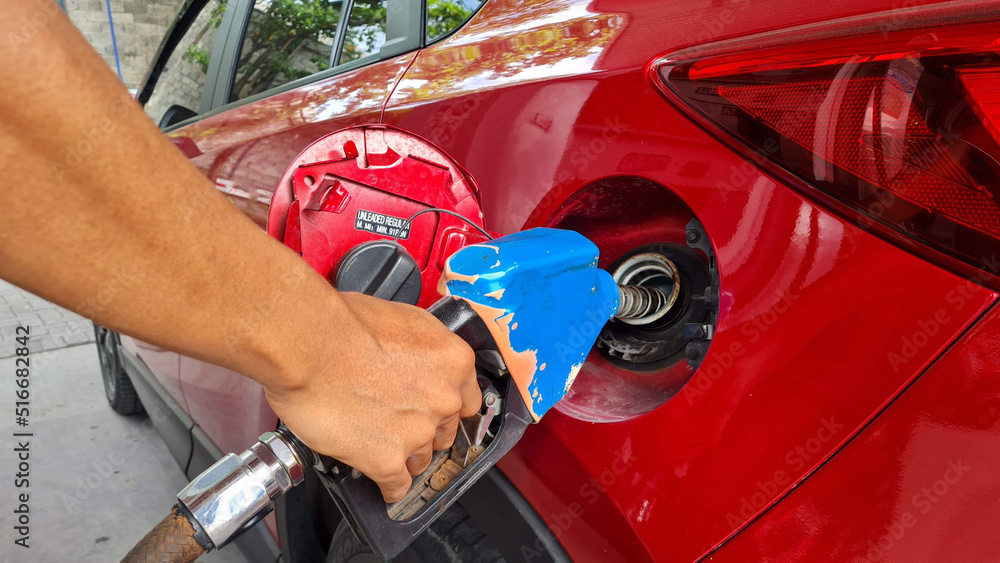 Foto de Refuel cars at the fuel pump. The driver hands, refuel and pump ...