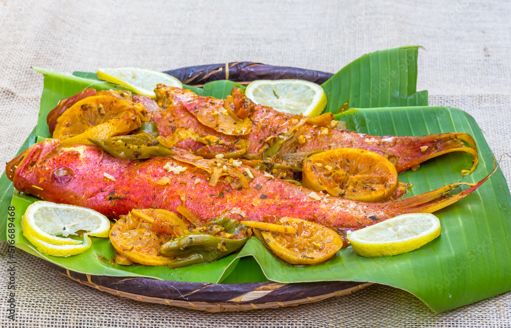 cari de poissons rouges ananas sur feuilles de bananier et vane créole ...