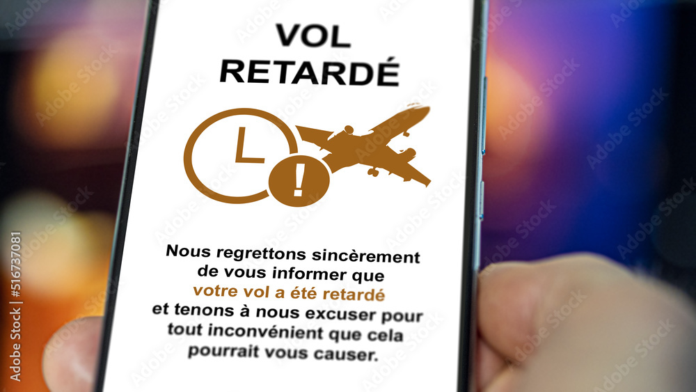 Un voyageur est informé sur son téléphone que son vol a été retardé. La ...