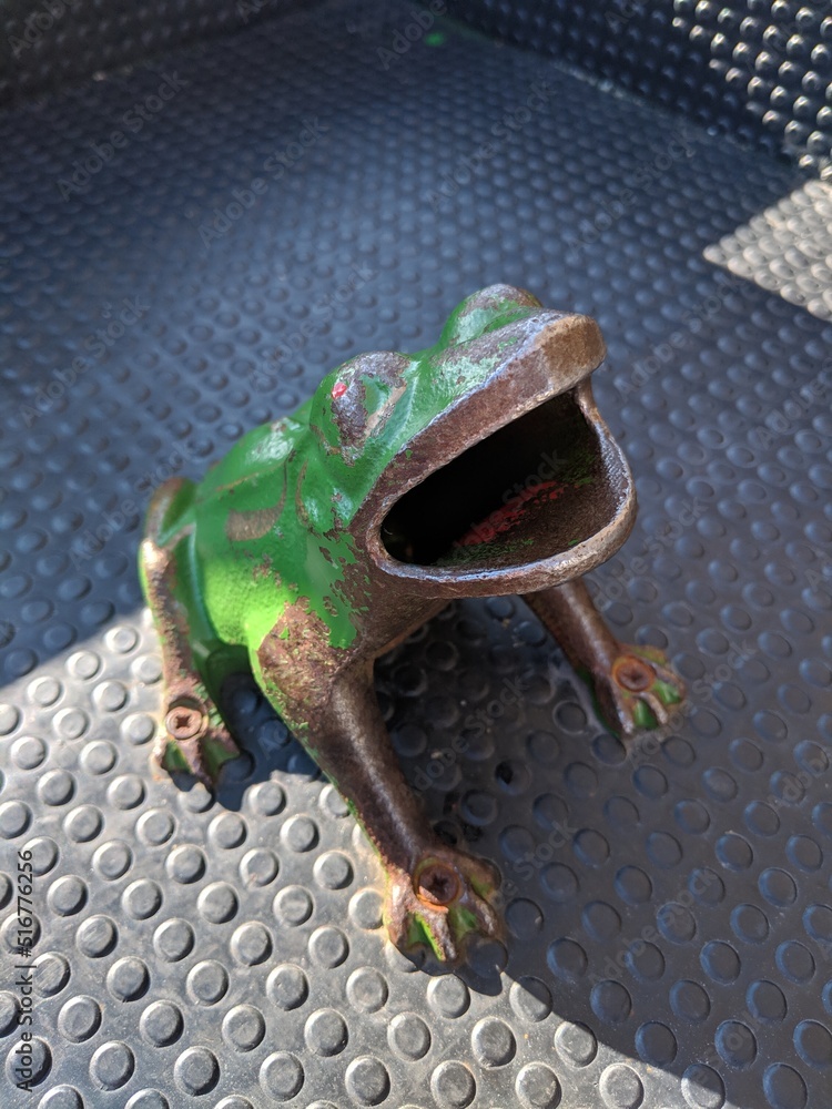 Juego de la rana viejo y oxidado, típico juego español. Rana verde para ...