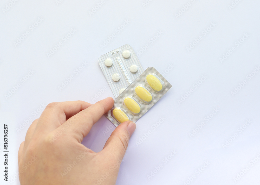 Persona tomando pastillas para mejorar su salud Stock Photo | Adobe Stock