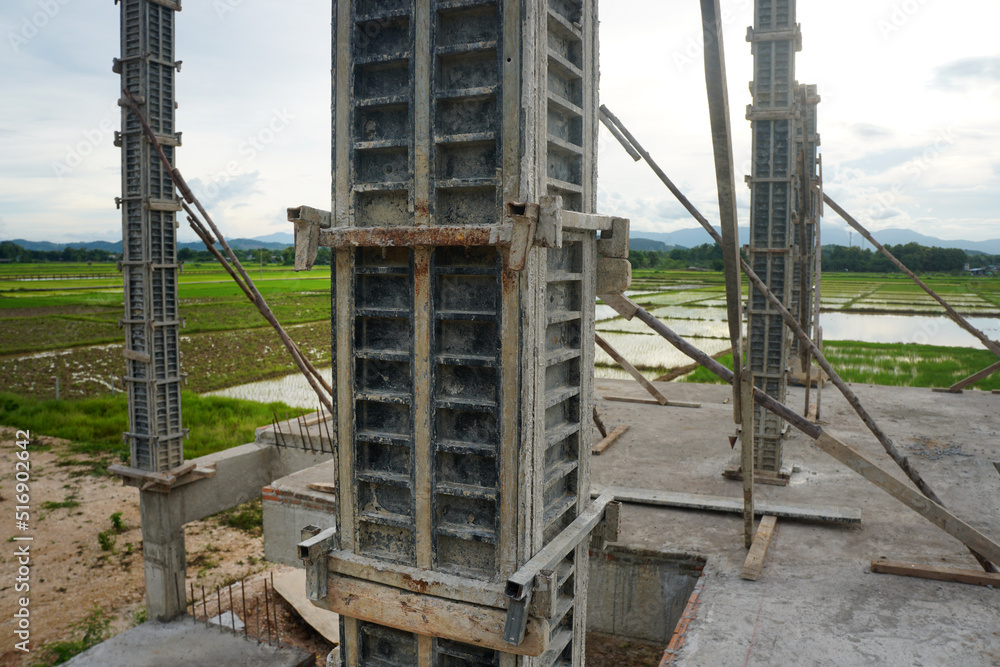 Concrete column formwork made of plastic reinforced with the steel core ...