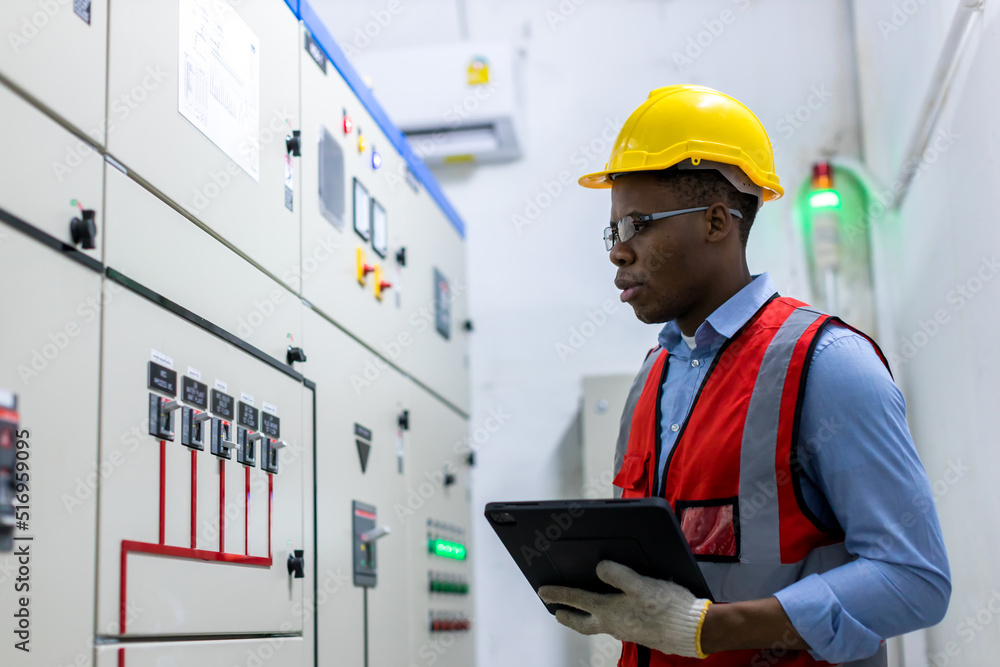 Foto de Electrical engineer working in control room. Electrical ...