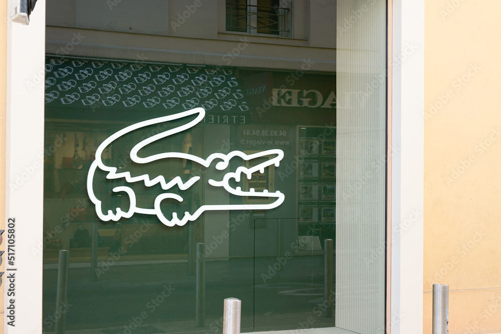 Foto de lacoste windows brand logo and sign text on facade entrance ...