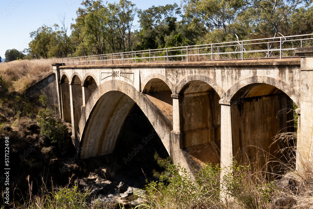 Foto de Old disused and abandoned concrete railway bridge with arches ...