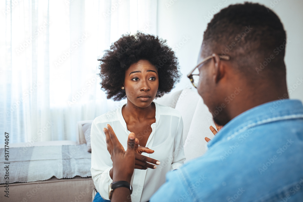 Foto de Stressed young married family couple arguing emotionally ...