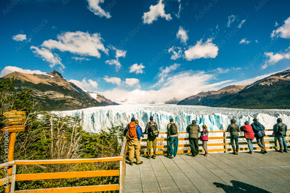 turistas en el primer balcon, glaciar Perito Moreno , Parque Nacional ...