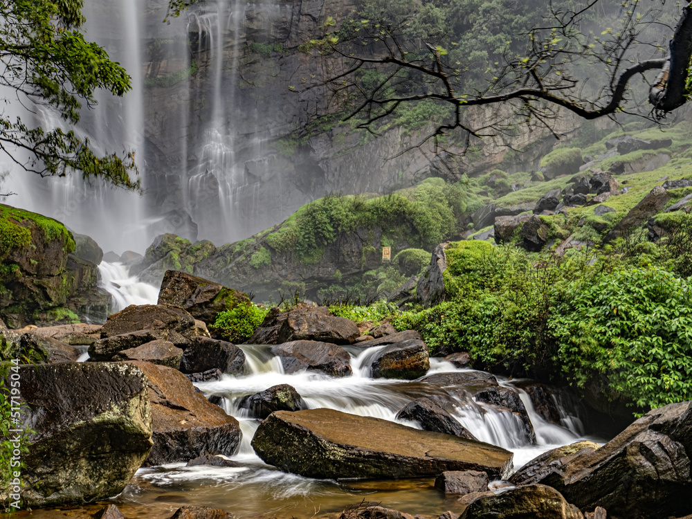 Foto de Bomburu Ella most beautiful waterfal in Sri Lanka do Stock ...