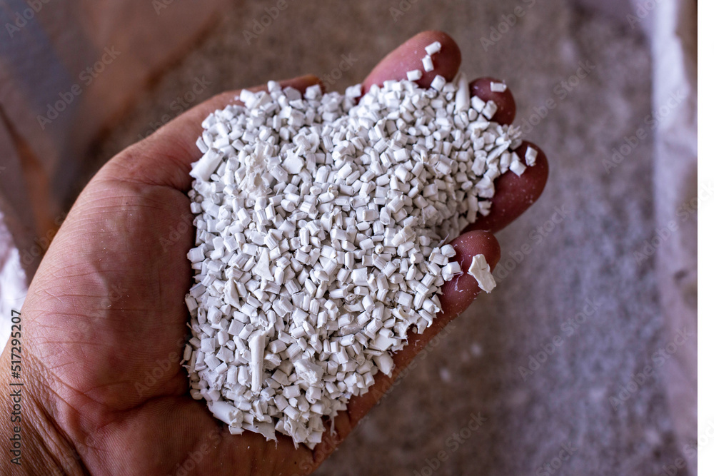 Foto de White plastic grain, plastic polymer granules, handhold Polymer ...